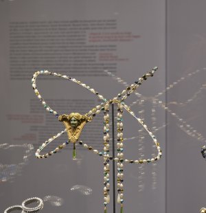 Exposition "Bijoux de scène de la Comédie-Française" | L’École des Arts ...