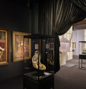 Exposition "Bijoux de scène de la Comédie-Française" | L’École des Arts ...